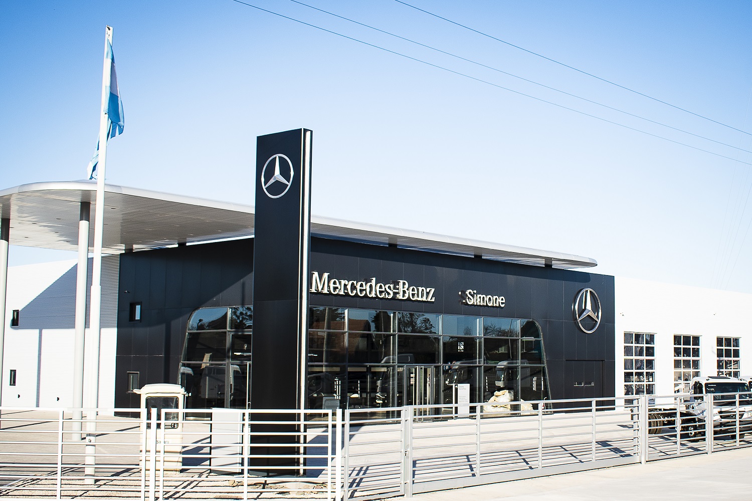 Simone, el concesionario de Mercedes-Benz Camiones y Buses, traslada su ...