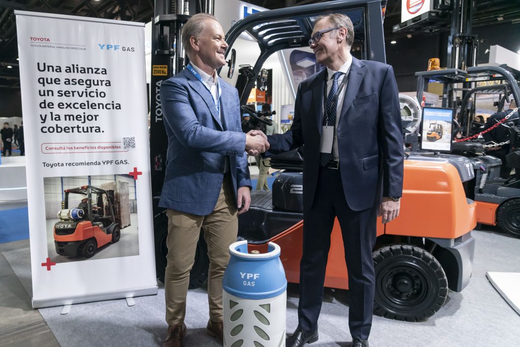 YPF GAS y Toyota Material Handling renuevan su alianza por una movilidad sustentable - Webpicking